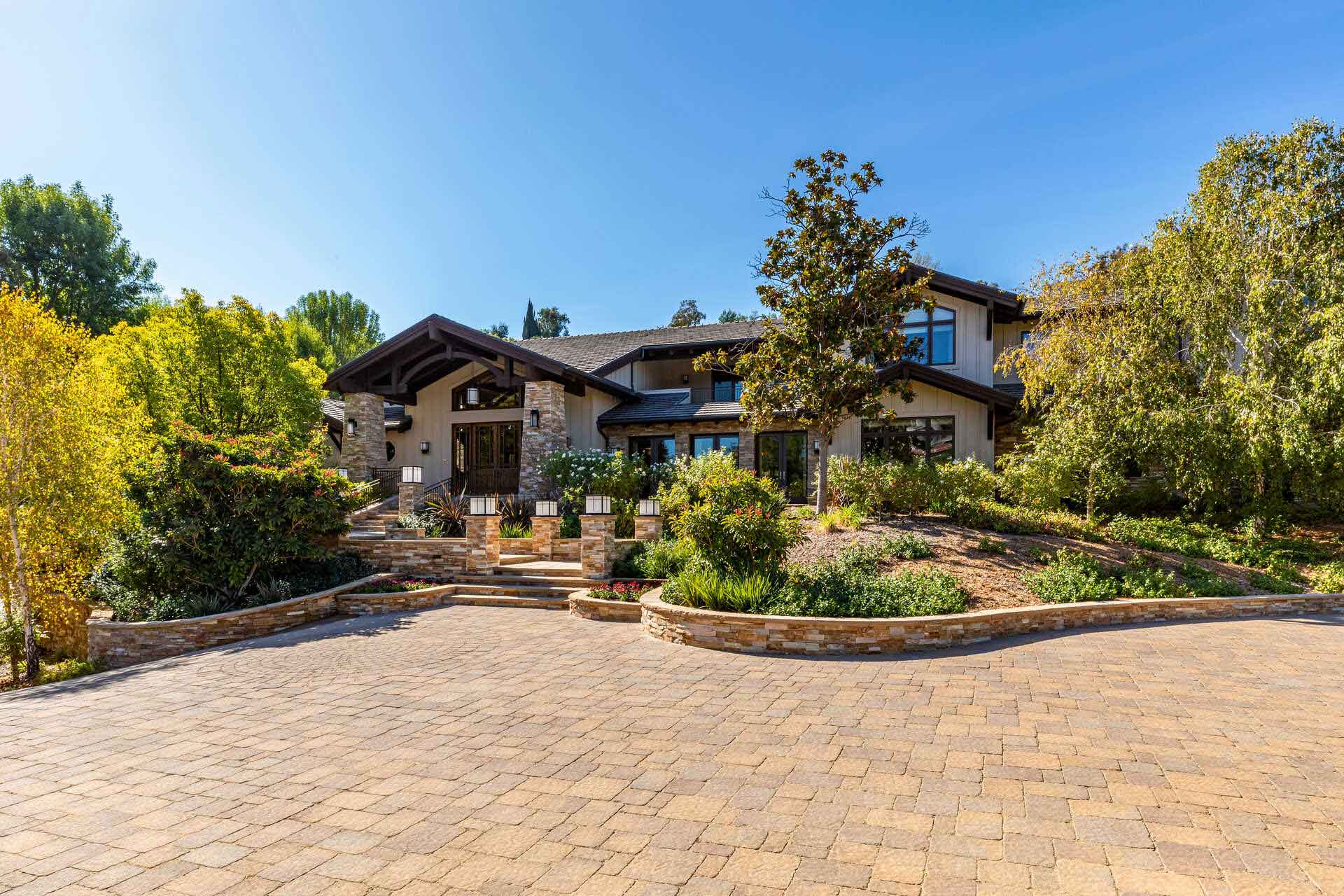 LOOK INSIDE LUKE SKYWALKER’S HIDDEN HILLS HOME! - LIVING